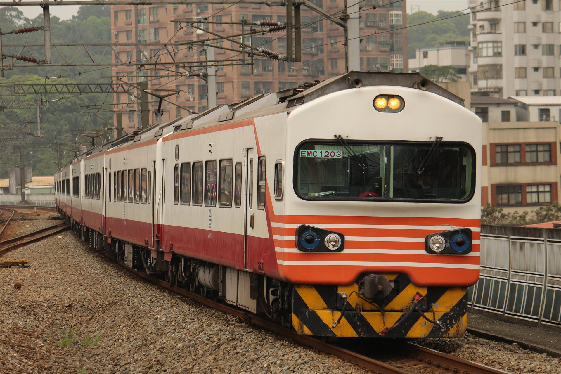 汐止駅で台湾鉄道の列車を撮影する 台湾一周巡検 07-05 - twinrail.log