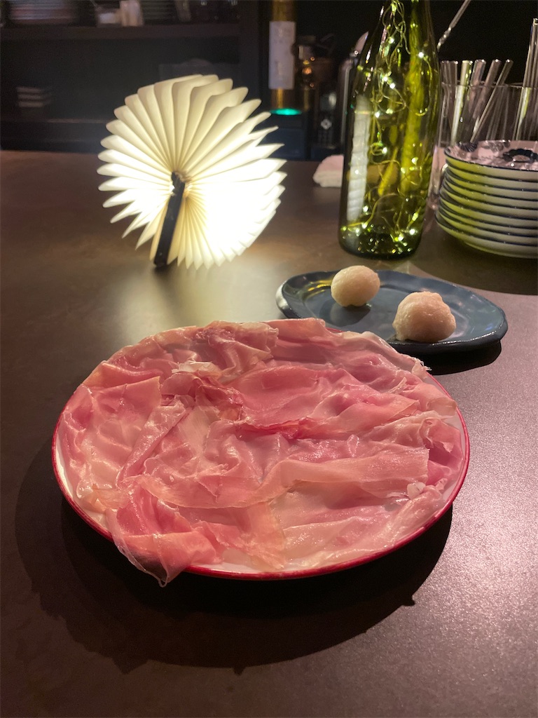 レンガ坂に溶け込むオシャレすぎる洋食屋。ふわふわの生ハムとワインをお供に格別のディナーを。 - ノアクロ☺︎/グルメ備忘録