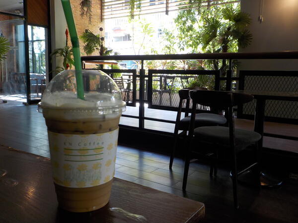 プノンペンの官庁エリアで仕事ができる人みたいな気分になったカフェ「KN Cafe Angdoung」 - うちこのヨガ日記