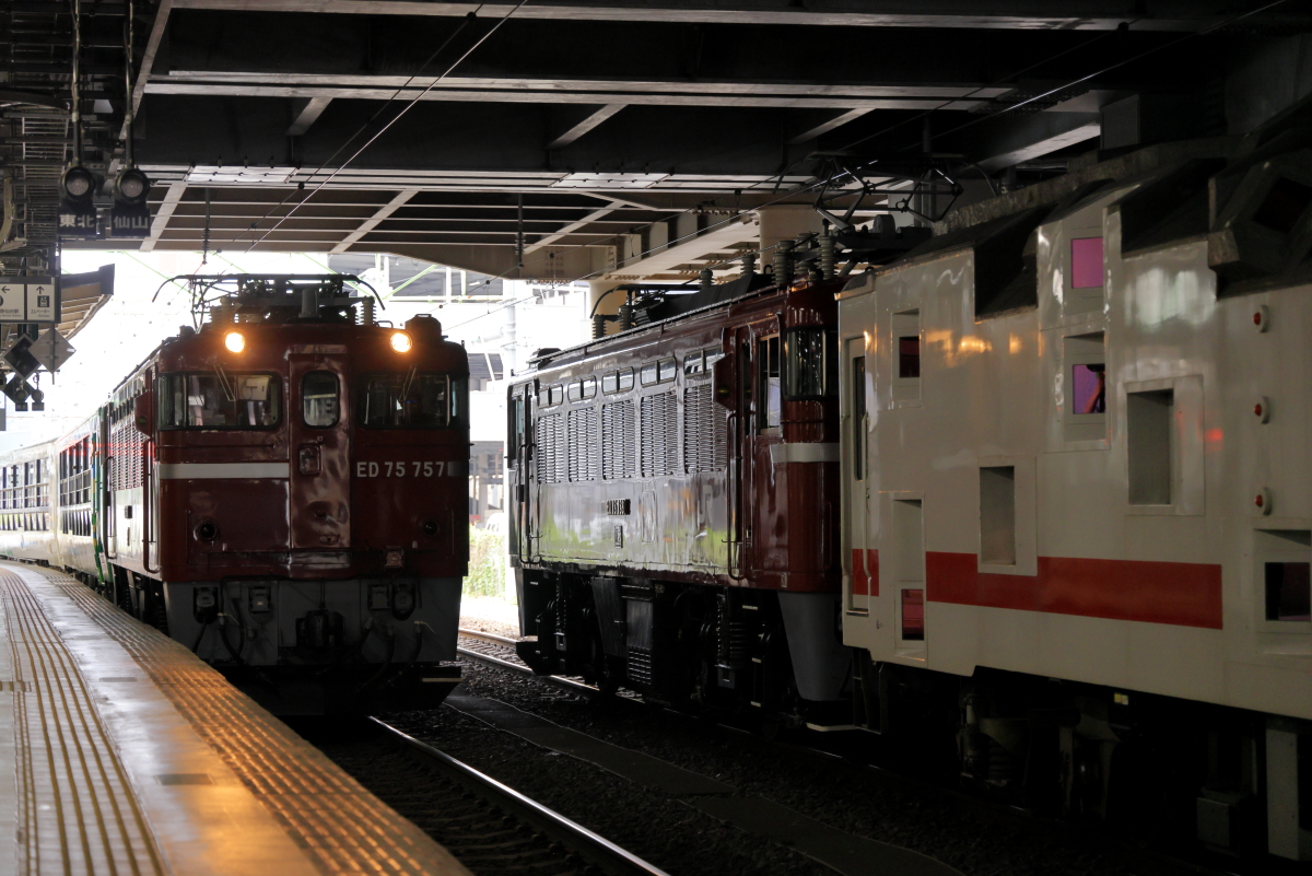 仙台駅で離合するED75−758牽引のマヤ50と、ED75−757の曳くキハ48系改「さくらんぼ風っこ」返却回送を撮る！ - 続 うっかり鉄の鉄道風景写真撮影記