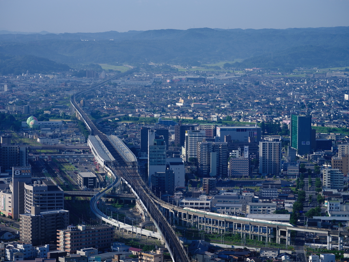 朝の山形新幹線アプローチ線を駆けあがる、銀色のE3系L65編成の新幹線「つばさ」を撮る！ - 続 うっかり鉄の鉄道風景写真撮影記