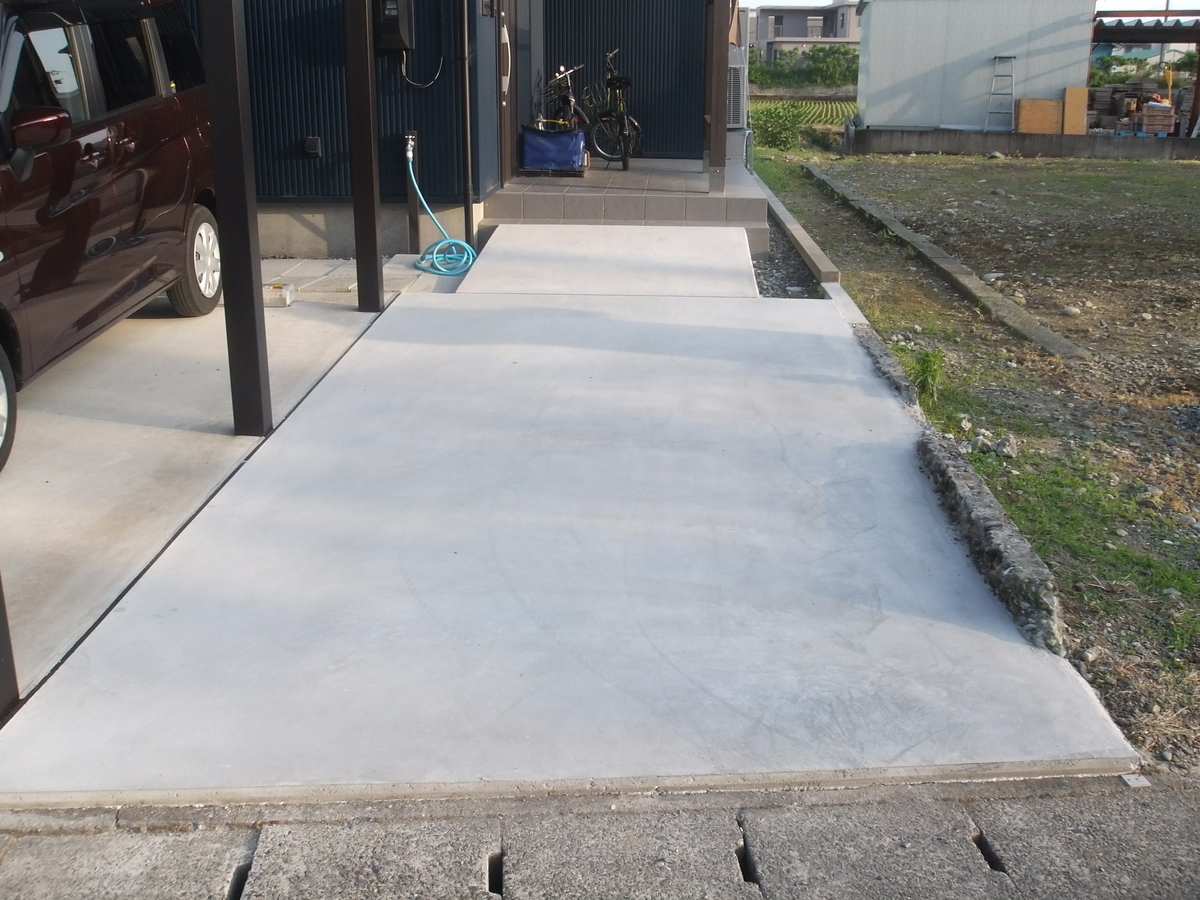 玄関アプローチの土間コン工事完成 - uma-chuのブログ