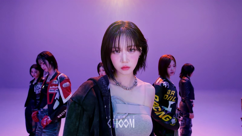 tripleS - Hit the Floor 歌詞和訳，曲は他人の評価や偏見を超えて自己を信じ - UTA5歌詞和訳