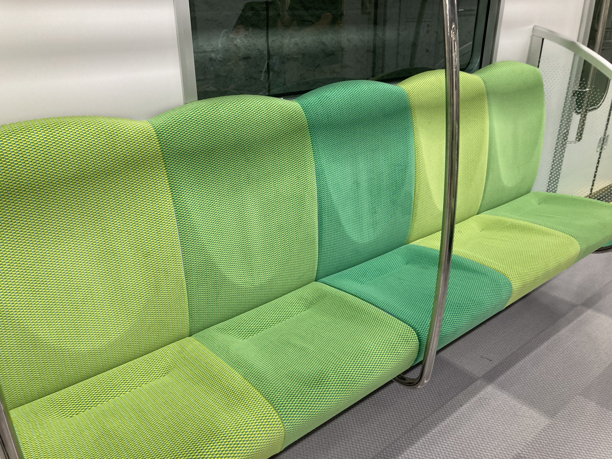 ＜2023年最新＞万博輸送の主役車両となる大阪メトロ400系の車内を徹底解説！注目の充電スペースも紹介！ - uwemaの日記