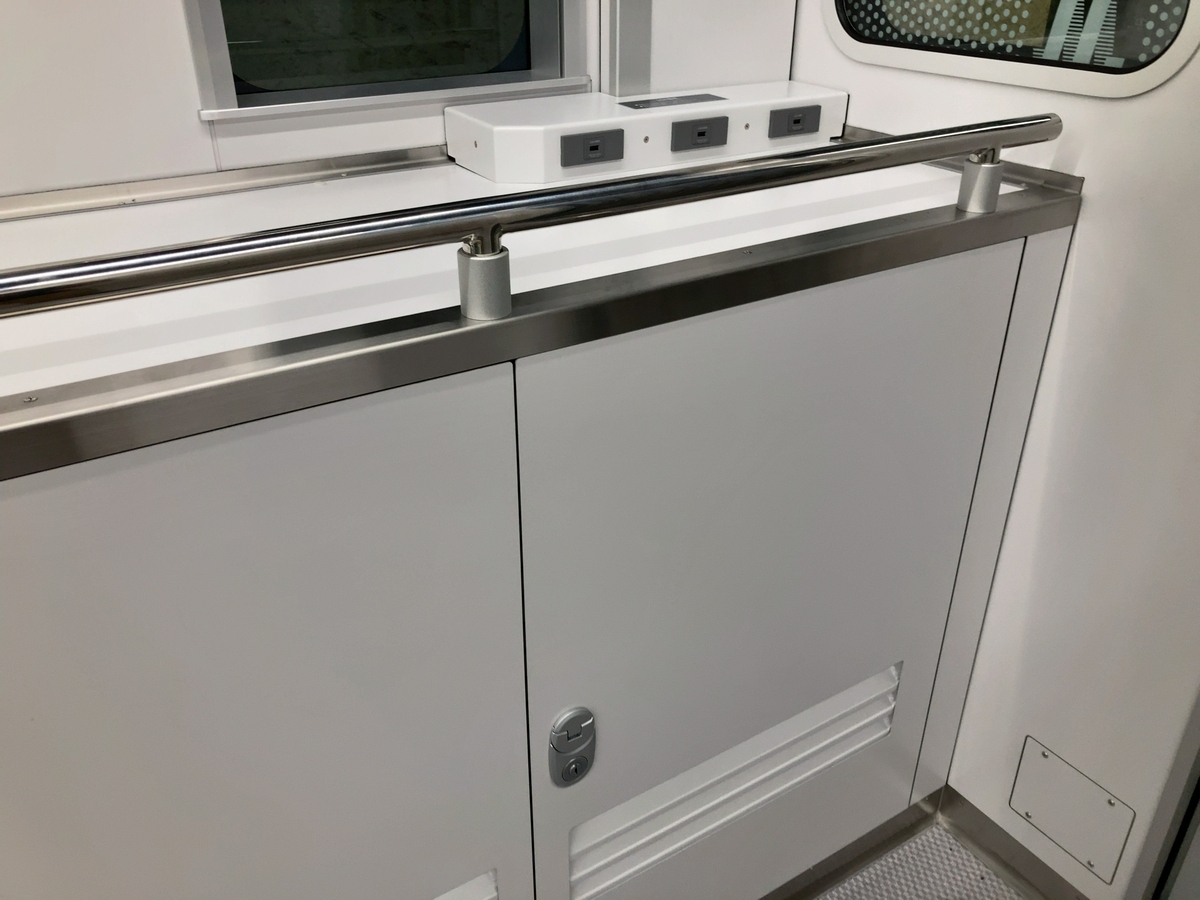 ＜2023年最新＞万博輸送の主役車両となる大阪メトロ400系の車内を徹底解説！注目の充電スペースも紹介！ - uwemaの日記