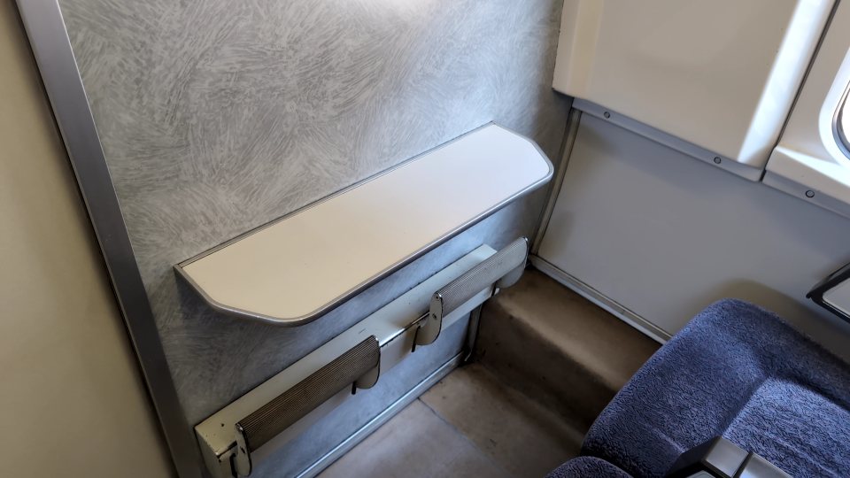 ＜2024年最新＞瀬戸内を走る特急しおかぜ・いしづち（8000系）の自由席車内を徹底解説！ - uwemaの日記