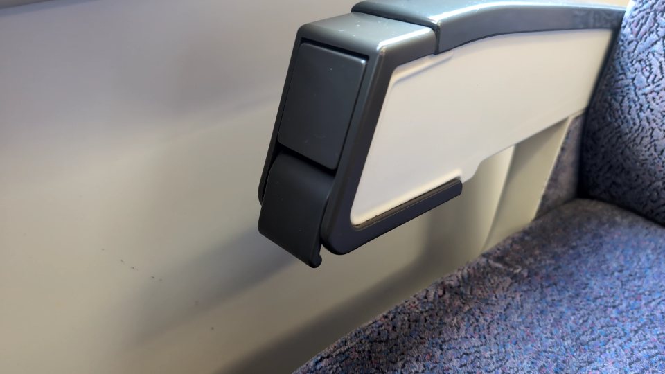 ＜2024年最新＞瀬戸内を走る特急しおかぜ・いしづち（8000系）の自由席車内を徹底解説！ - uwemaの日記