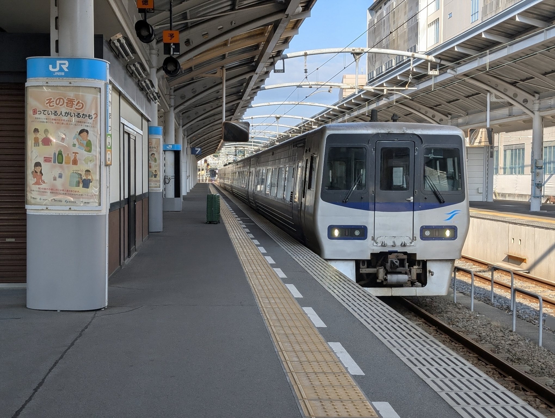 ＜2024年最新＞瀬戸内を走る特急しおかぜ・いしづち（8000系）の自由席車内を徹底解説！ - uwemaの日記