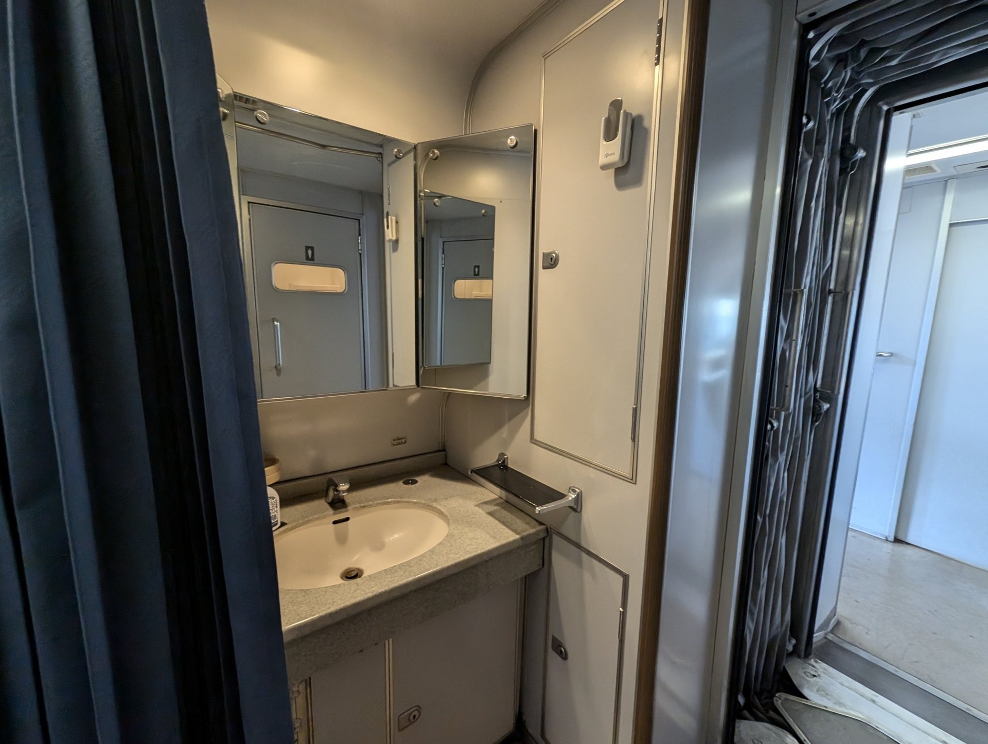 ＜2024年最新＞瀬戸内を走る特急しおかぜ・いしづち（8000系）の自由席車内を徹底解説！ - uwemaの日記