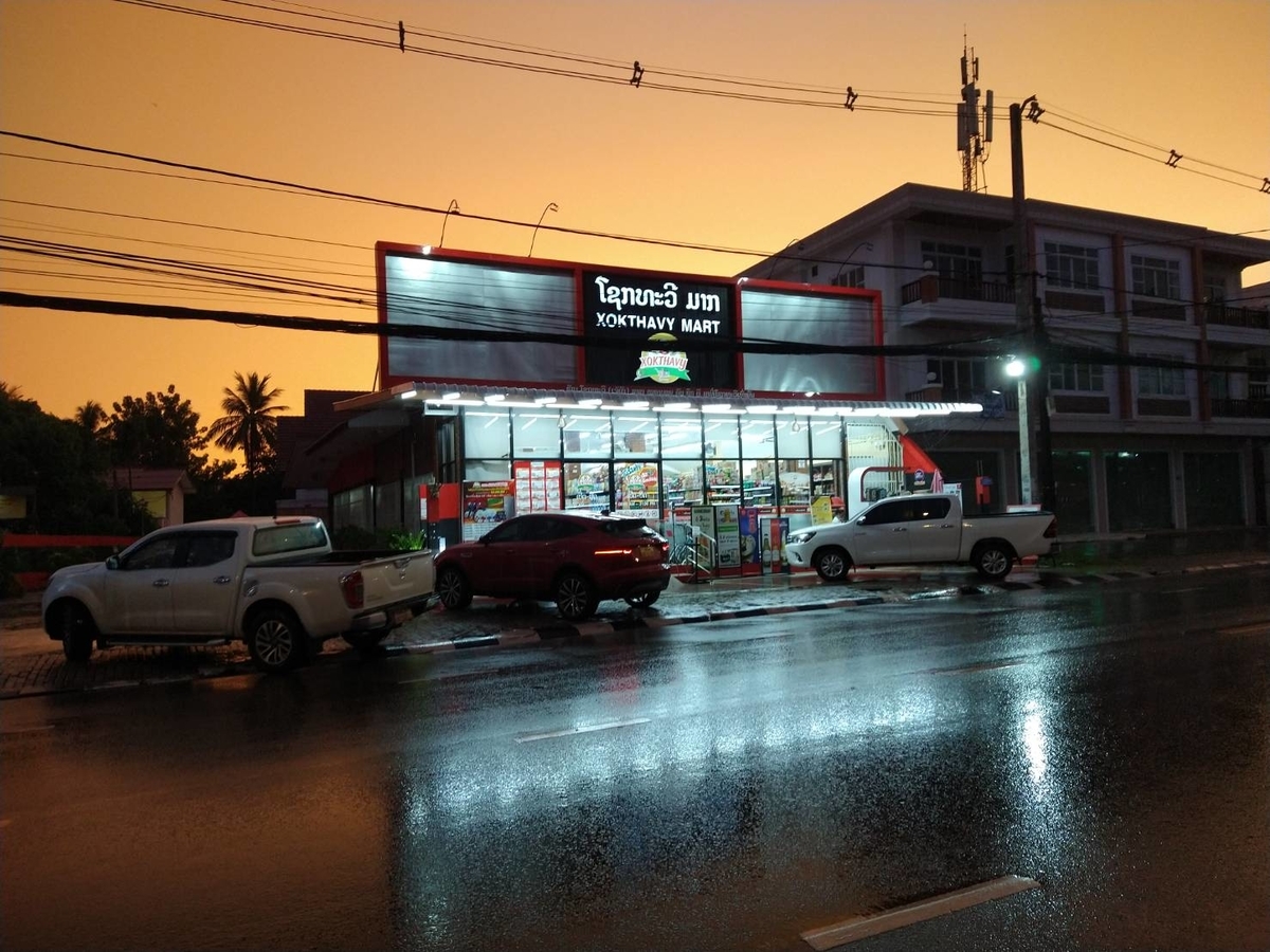 明るい店内でお買い物 - ソクタビースーパーマーケット（Xokthavy Supermarket）- （ビエンチャン・ラオス ...