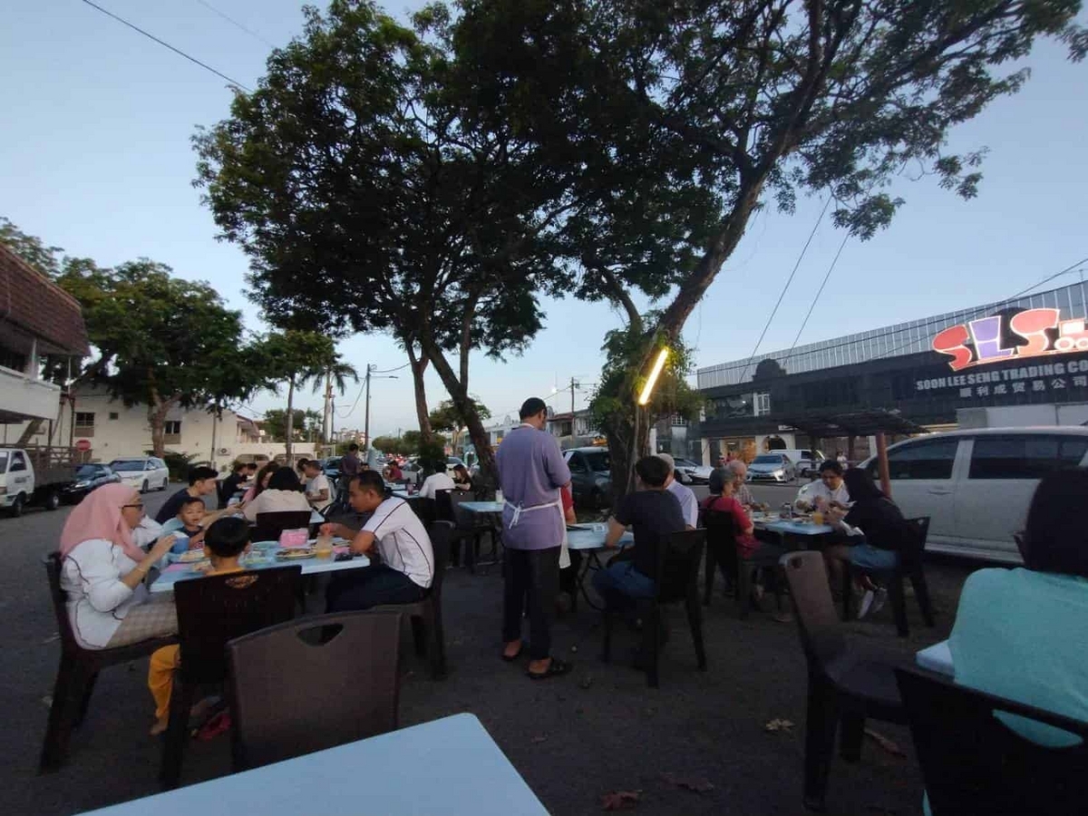 常に満席状態のインドカレー - パクプトラ・レストラン （Pak Putra Restaurant） - （マラッカ・マレーシア ...