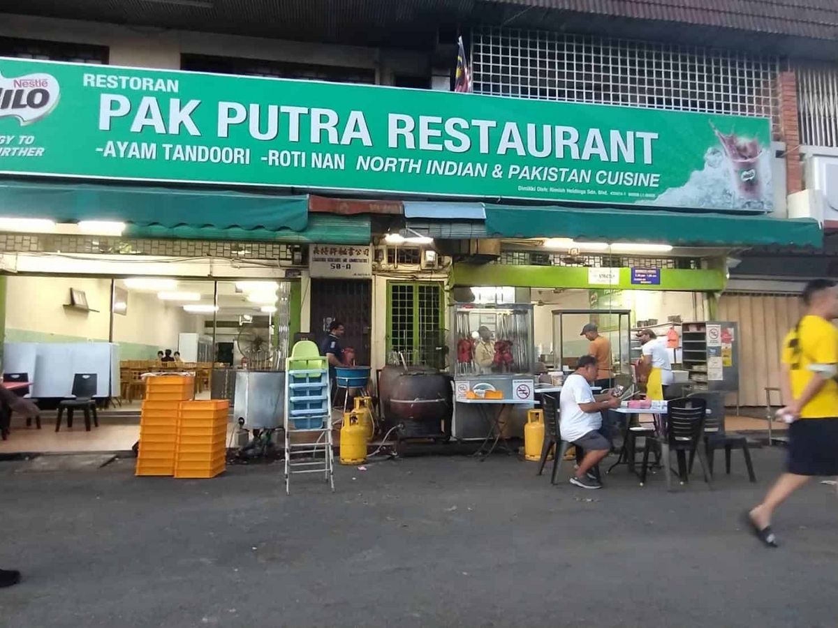 常に満席状態のインドカレー - パクプトラ・レストラン （Pak Putra Restaurant） - （マラッカ・マレーシア ...