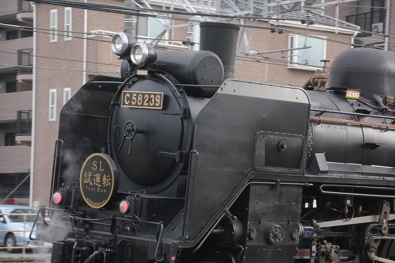 C58 239試運転・配6795レ in工場裏踏切・鉄道博物館付近 - わらよのブログ