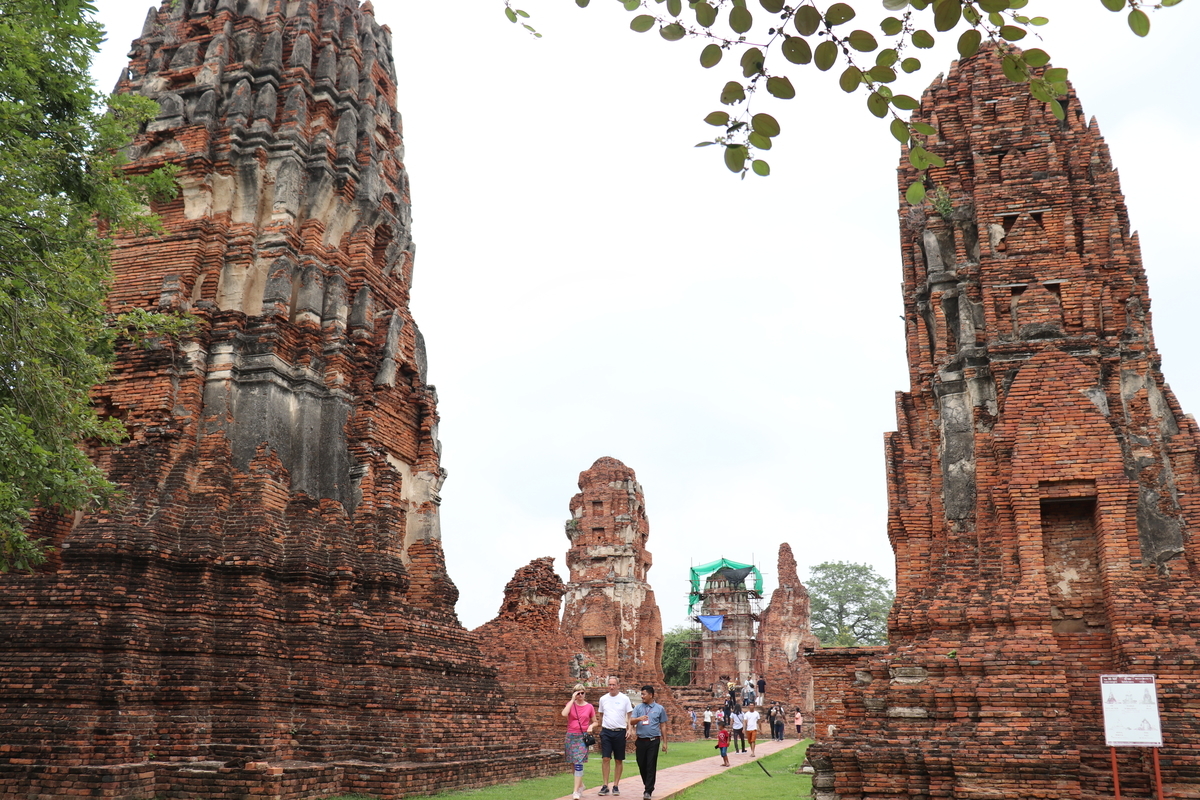 タイ旅行2日目、アユタヤ遺跡めぐり - わさぎにエサをください。
