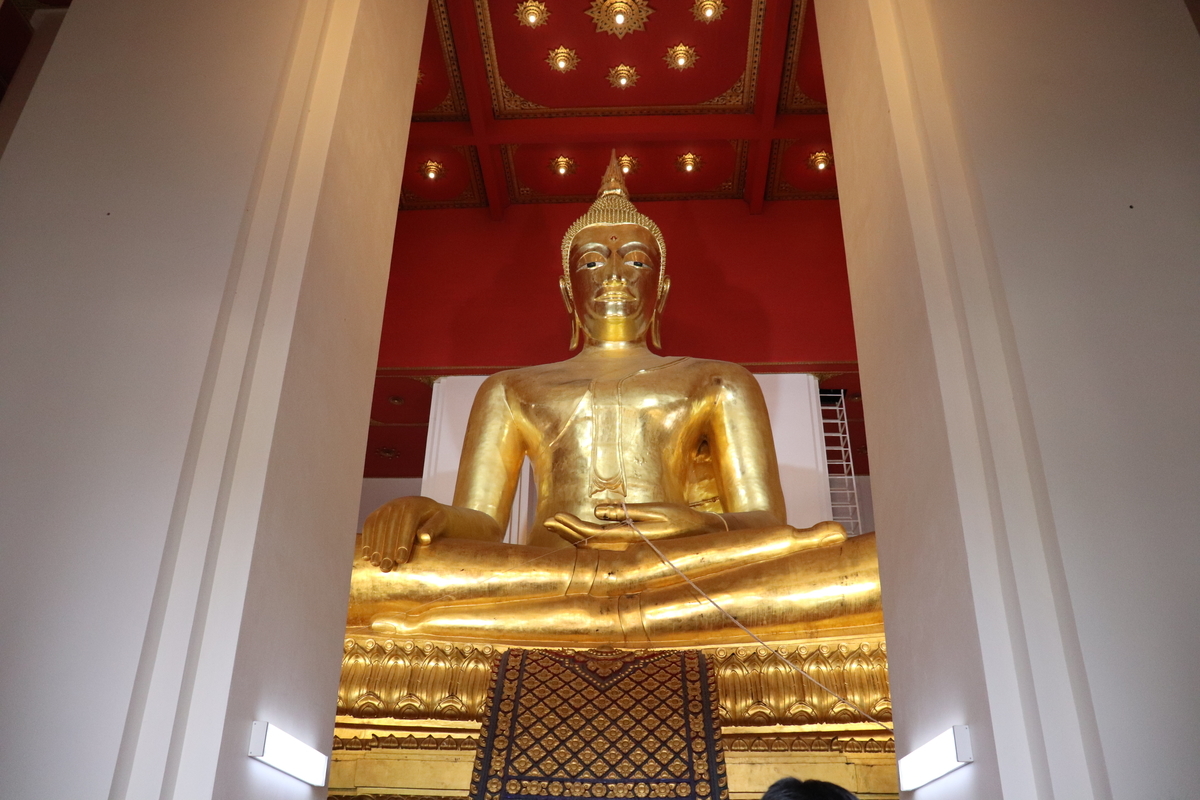 タイ旅行2日目、アユタヤ遺跡めぐり - わさぎにエサをください。