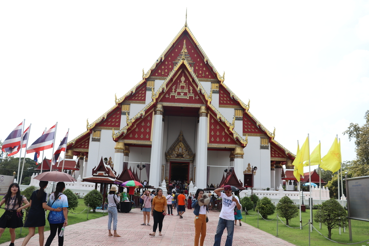 タイ旅行2日目、アユタヤ遺跡めぐり - わさぎにエサをください。