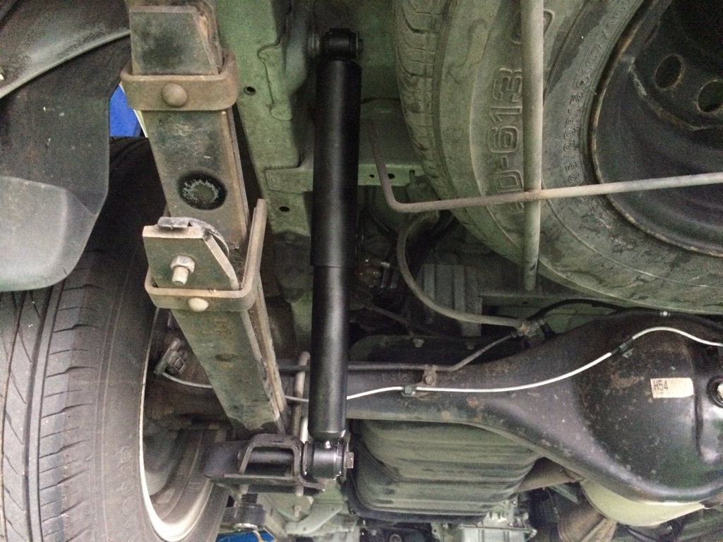 トヨタ ハイエース KDH200 ショックアブソーバー 交換 - 小さな街の整備士日記