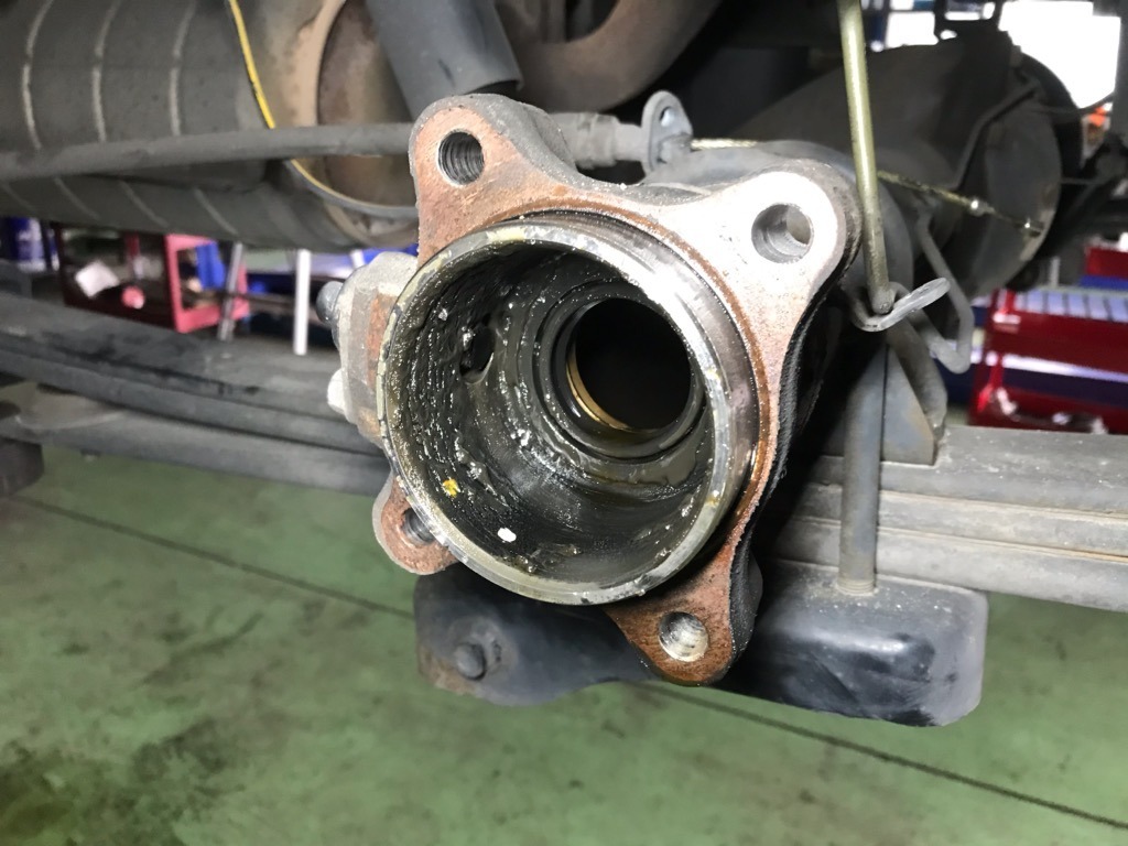 ニッサン キャラバン NV350 シャフトシール 交換 - 小さな街の整備士日記