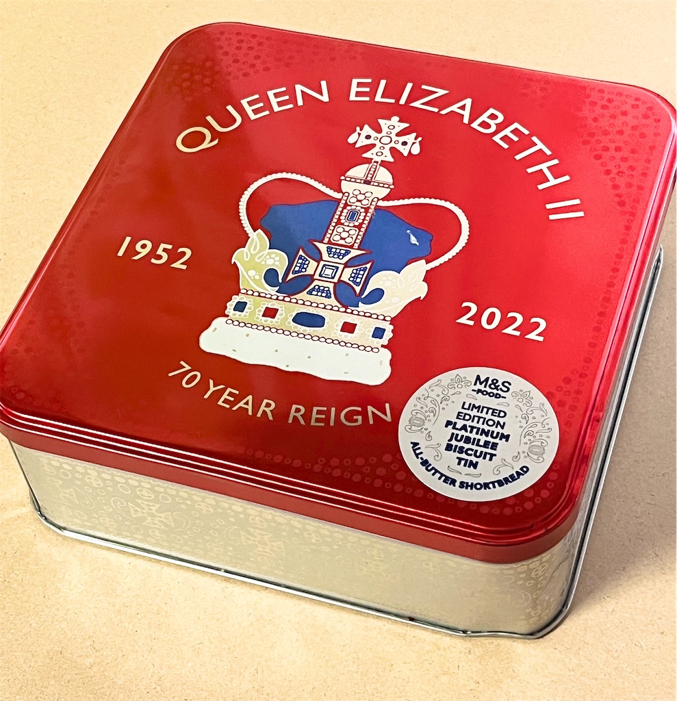 M&S PLATINUM JUBILEE BISCUIT TIN - 田舎の小さな暮らしと世界のお菓子