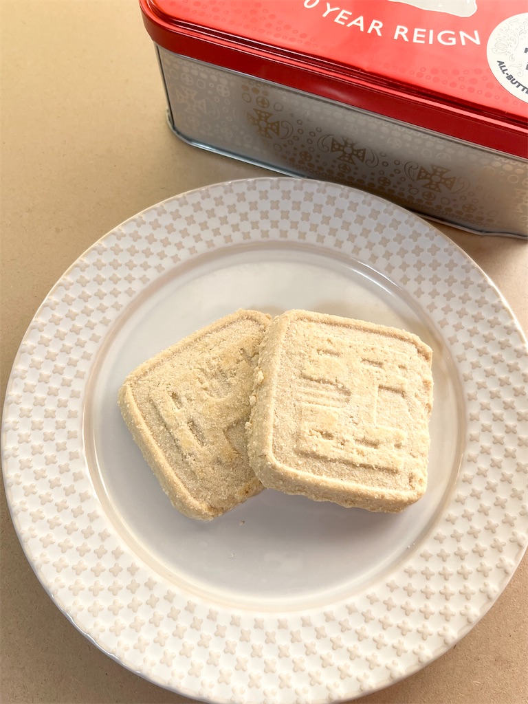 M&S PLATINUM JUBILEE BISCUIT TIN - 田舎の小さな暮らしと世界のお菓子