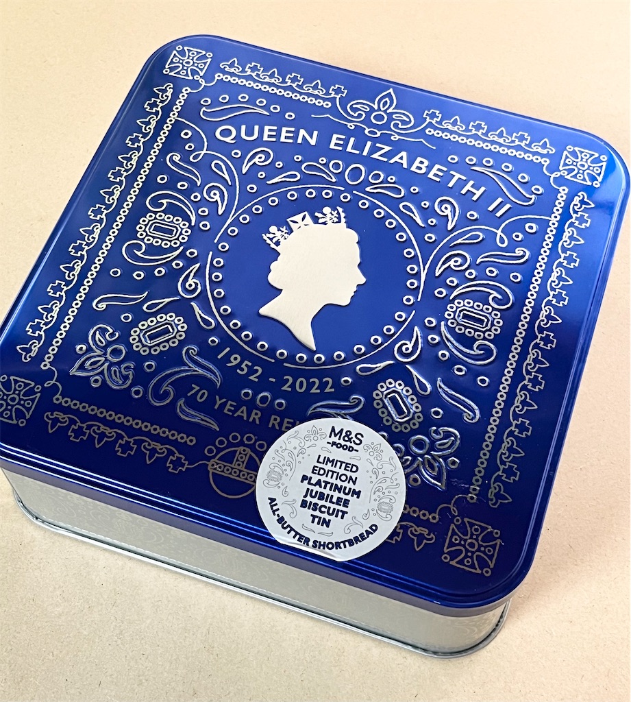 M&S PLATINUM JUBILEE BISCUIT TIN - 田舎の小さな暮らしと世界のお菓子
