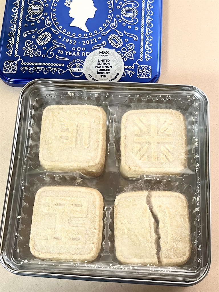 M&S PLATINUM JUBILEE BISCUIT TIN - 田舎の小さな暮らしと世界のお菓子