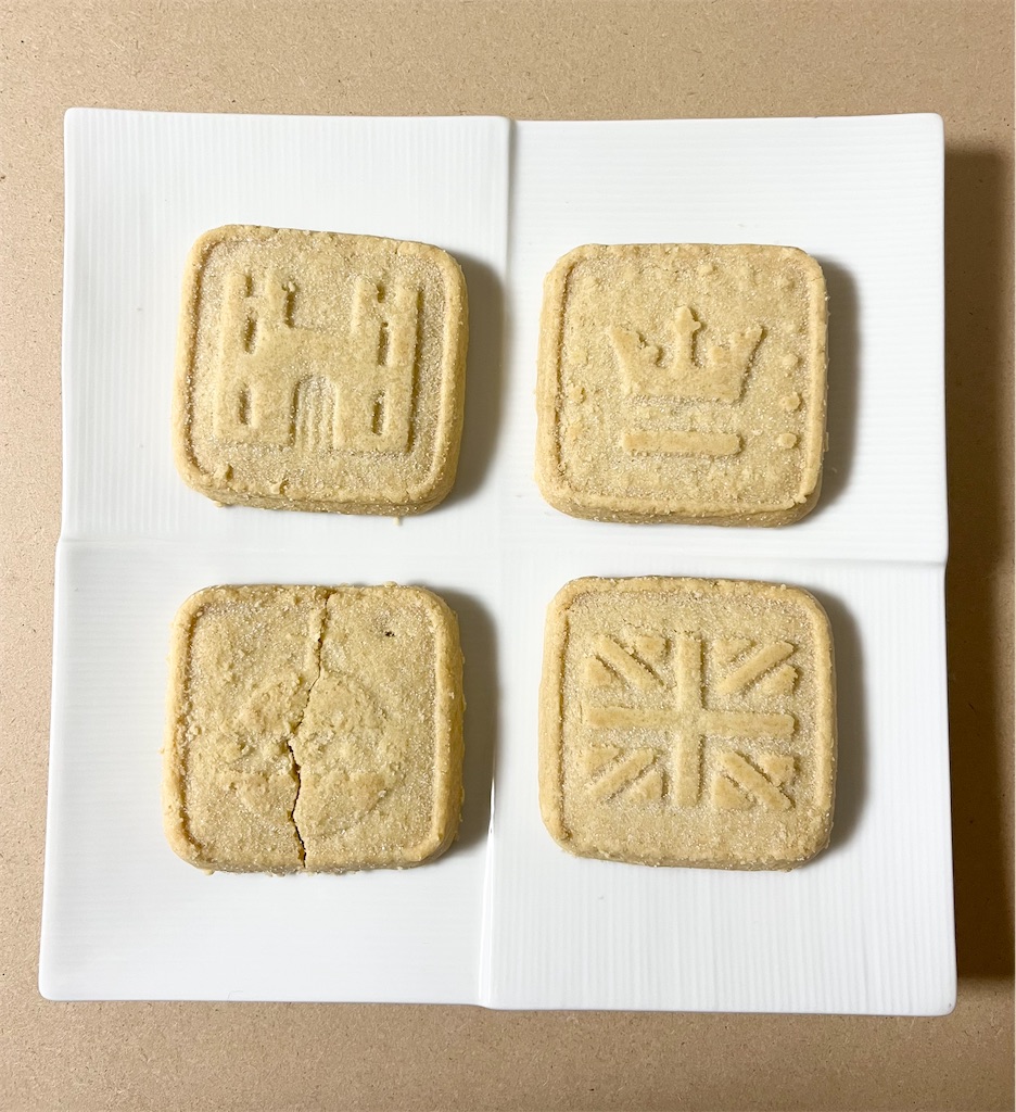 M&S PLATINUM JUBILEE BISCUIT TIN - 田舎の小さな暮らしと世界のお菓子