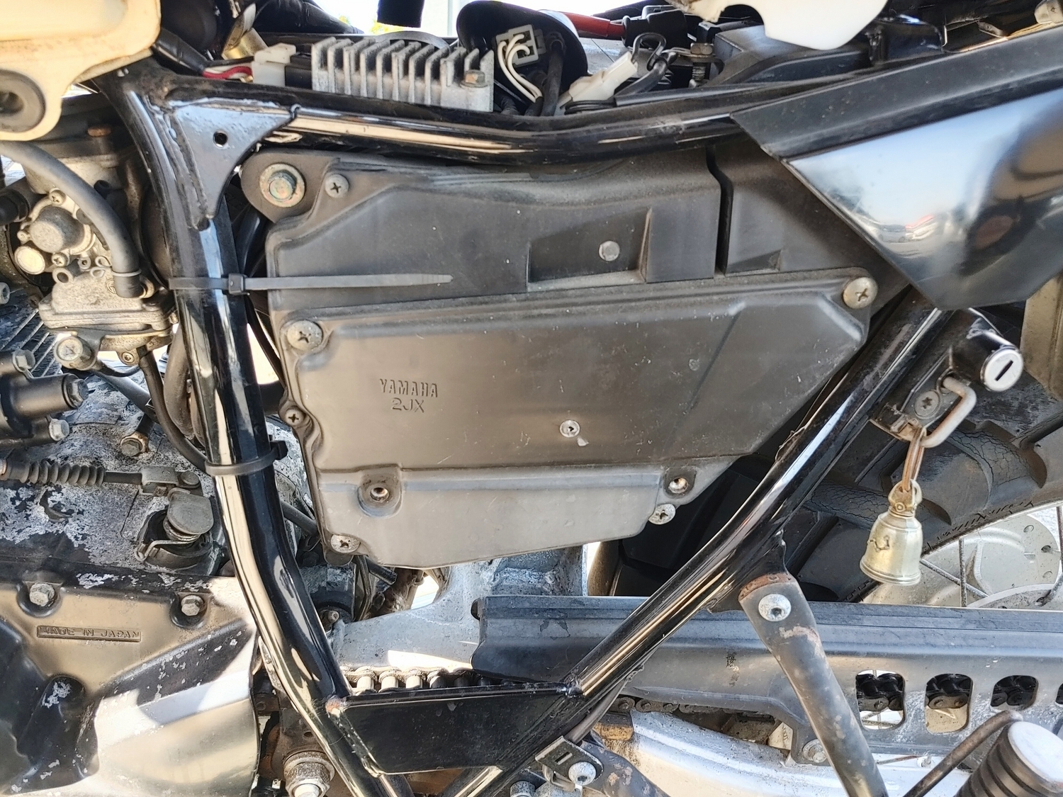 【バイク】オカルトグッズ!?『AdPower Moto PLUS』の取り付け方法！ - バイクとカメラのある暮らし