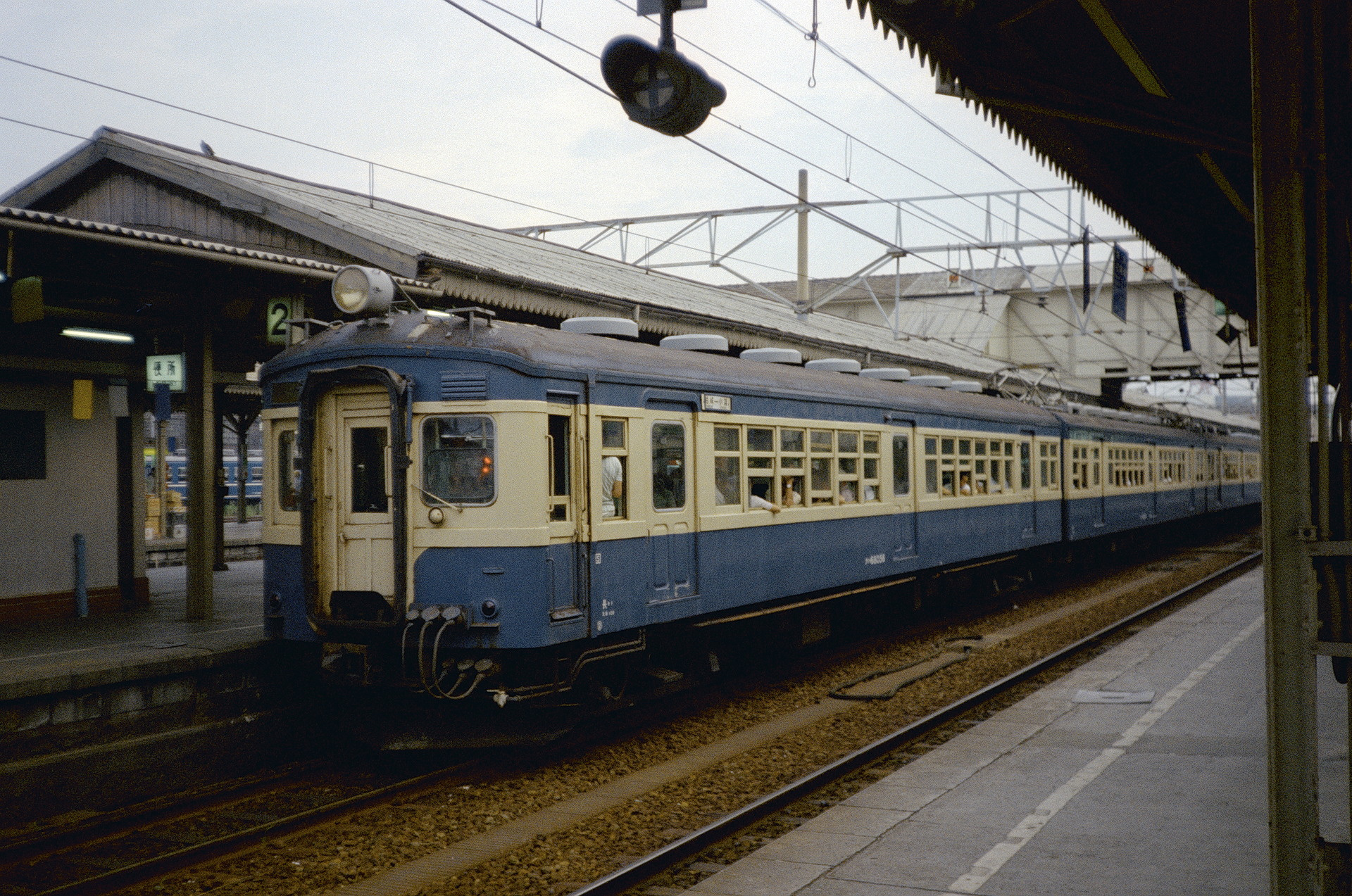 客室内のニス塗りが維持されていた信越線のクハ68056 (蔵出し画像) - 省型旧形国電の残影を求めて