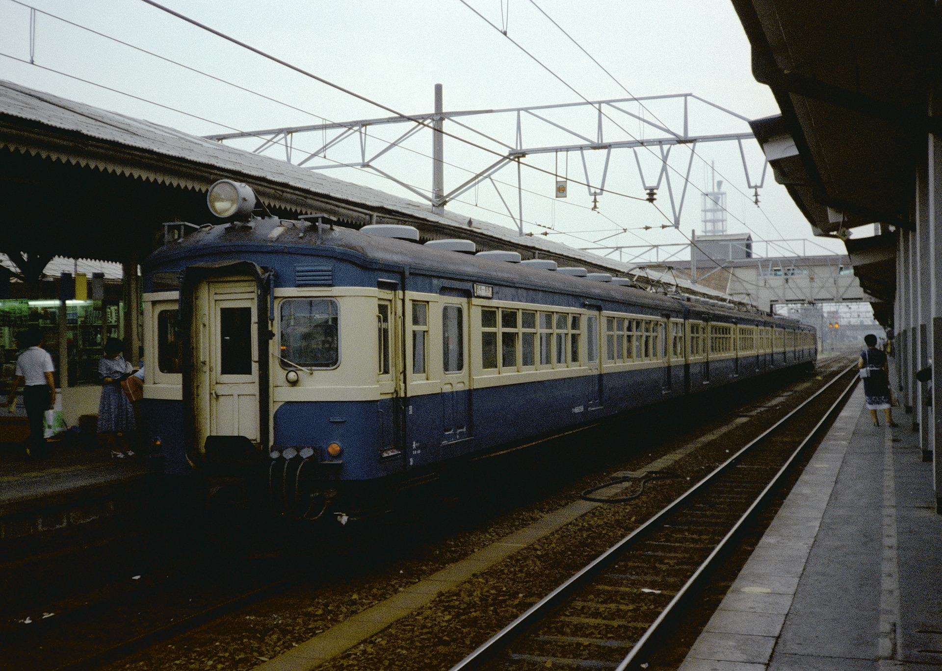 客室内のニス塗りが維持されていた信越線のクハ68056 (蔵出し画像) - 省型旧形国電の残影を求めて