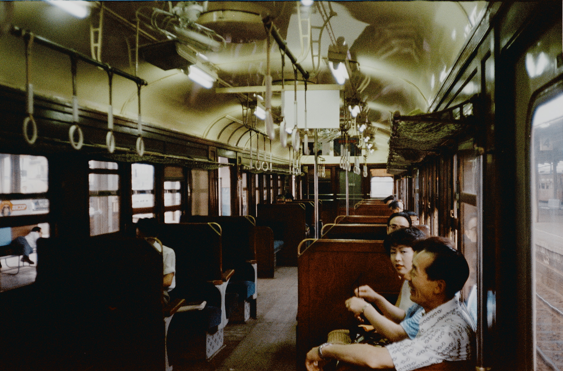 客室内のニス塗りが維持されていた信越線のクハ68056 (蔵出し画像) - 省型旧形国電の残影を求めて