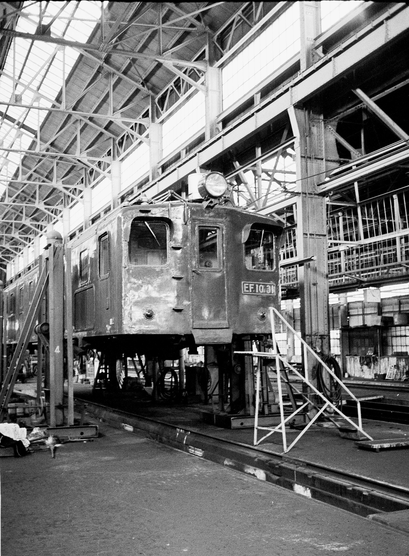 沼津機関区で台検中の EF10 31 (蔵出し画像) - 省型旧形国電の残影を求めて