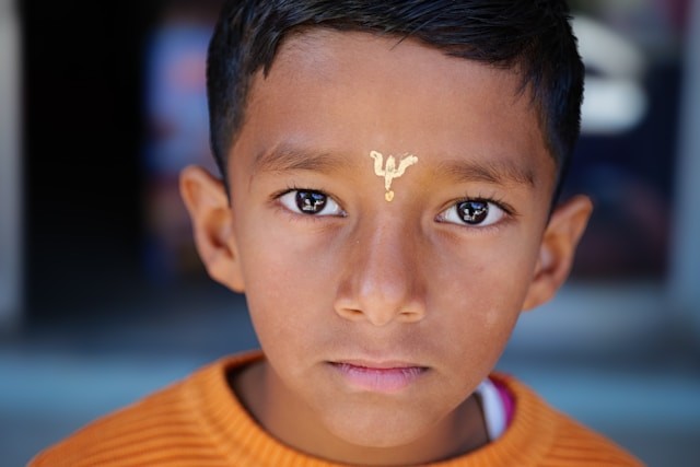 Bindi – The Mystery of the Red Mark on Indian Foreheads: Unveiling the ...
