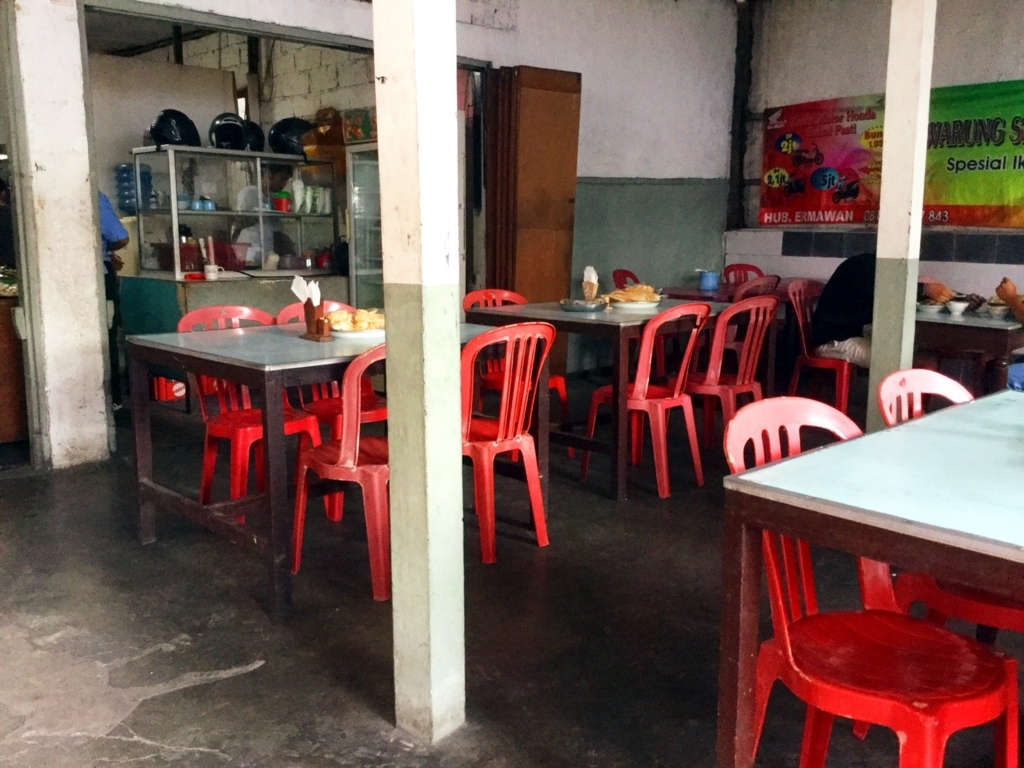 PONDOK MAKAN SARI MERTHA ←ローカルな海鮮系ナシチャンプルー屋さん！ - バリ島レストランガイド